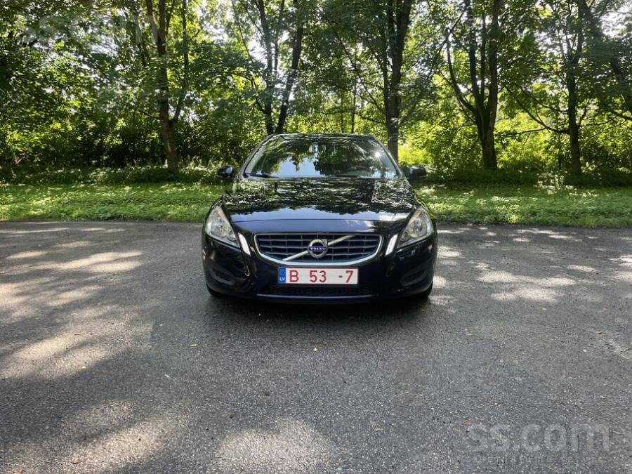Black Volvo V60 2012 in Riga, with an engine capacity of 2.00 L and mileage of 220 thousand km for 5800 €, photo 4 on AUTOMOTO.COM.LV