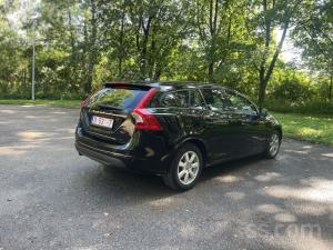 Black Volvo V60 2012 in Riga, with an engine capacity of 2.00 L and mileage of 220 thousand km for 5800 €, photo 5 on AUTOMOTO.COM.LV