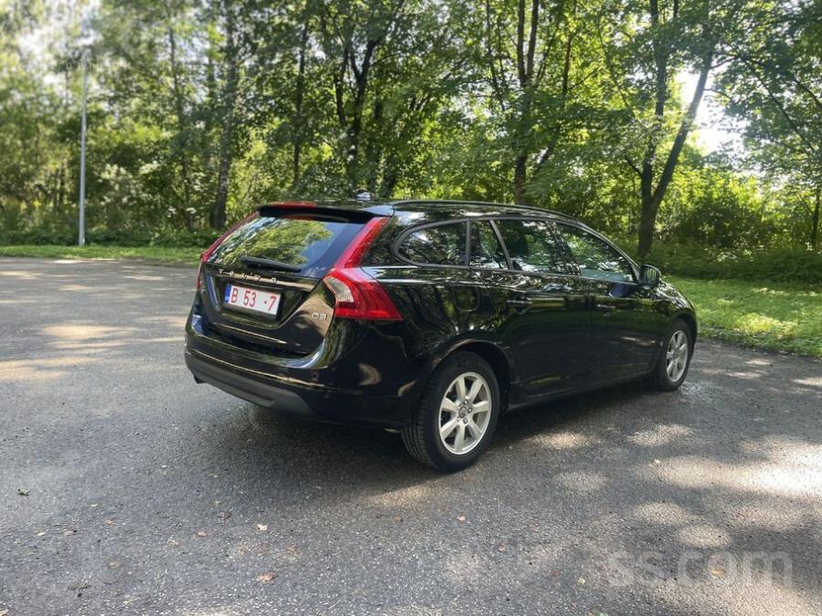 Black Volvo V60 2012 in Riga, with an engine capacity of 2.00 L and mileage of 220 thousand km for 5800 €, photo 5 on AUTOMOTO.COM.LV