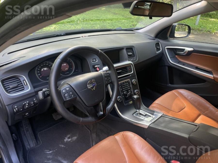 Black Volvo V60 2012 in Riga, with an engine capacity of 2.00 L and mileage of 220 thousand km for 5800 €, photo 8 on AUTOMOTO.COM.LV