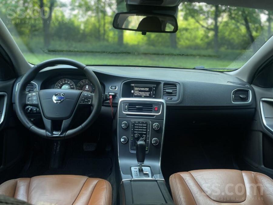 Black Volvo V60 2012 in Riga, with an engine capacity of 2.00 L and mileage of 220 thousand km for 5800 €, photo 9 on AUTOMOTO.COM.LV