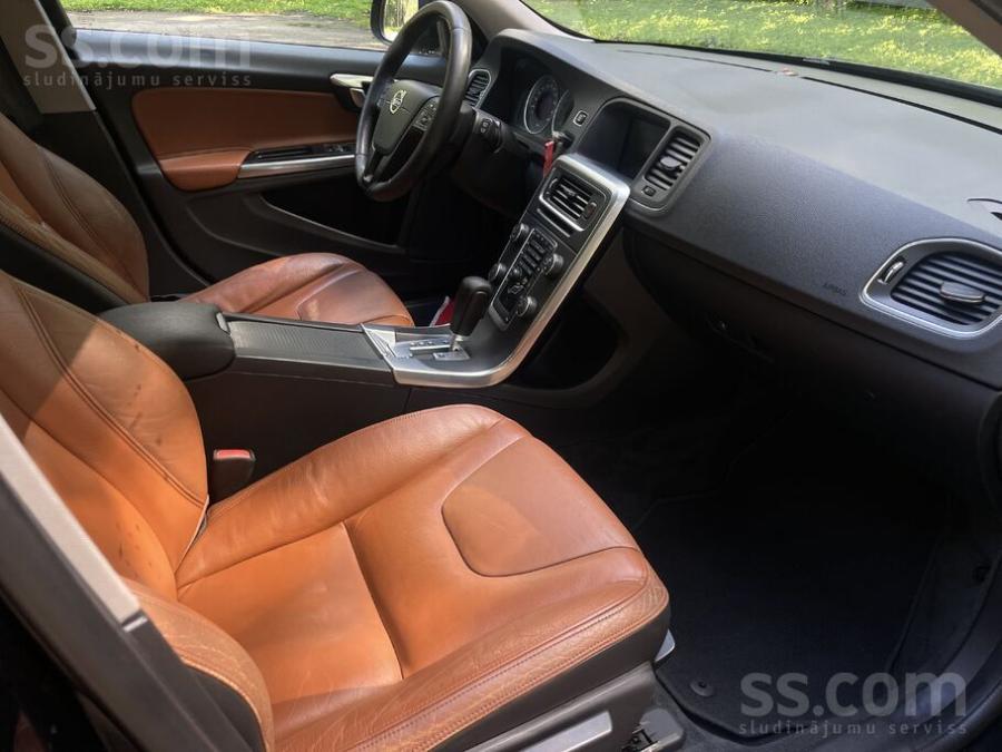 Black Volvo V60 2012 in Riga, with an engine capacity of 2.00 L and mileage of 220 thousand km for 5800 €, photo 10 on AUTOMOTO.COM.LV