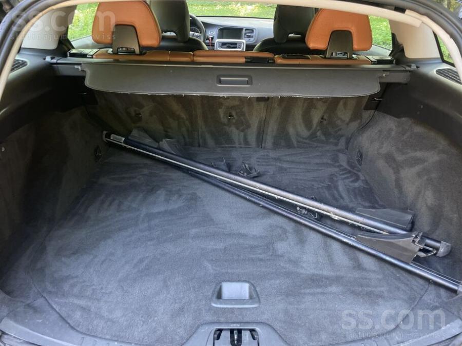 Black Volvo V60 2012 in Riga, with an engine capacity of 2.00 L and mileage of 220 thousand km for 5800 €, photo 12 on AUTOMOTO.COM.LV