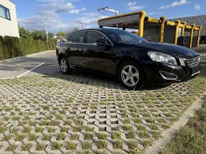 Melns Volvo V60 2012 Kauņa, ar dzinēja tilpumu 1.98 L un nobraukumu 272 tūkst. km par 5900 €, foto  vietnē AUTOMOTO.COM.LV