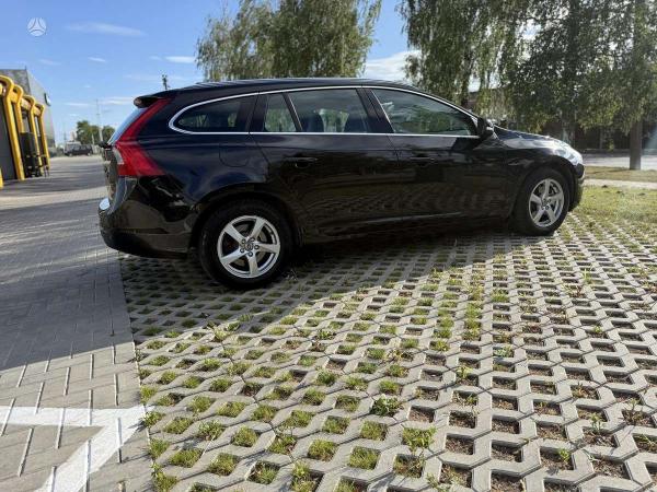 Black Volvo V60 2012 in Kaunas, with an engine capacity of 1.98 L and mileage of 272 thousand km for 5900 €, photo 3 on AUTOMOTO.COM.LV