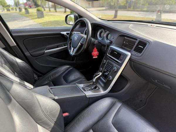 Black Volvo V60 2012 in Kaunas, with an engine capacity of 1.98 L and mileage of 272 thousand km for 5900 €, photo 4 on AUTOMOTO.COM.LV