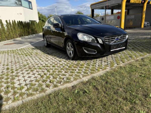 Black Volvo V60 2012 in Kaunas, with an engine capacity of 1.98 L and mileage of 272 thousand km for 5900 €, photo 5 on AUTOMOTO.COM.LV