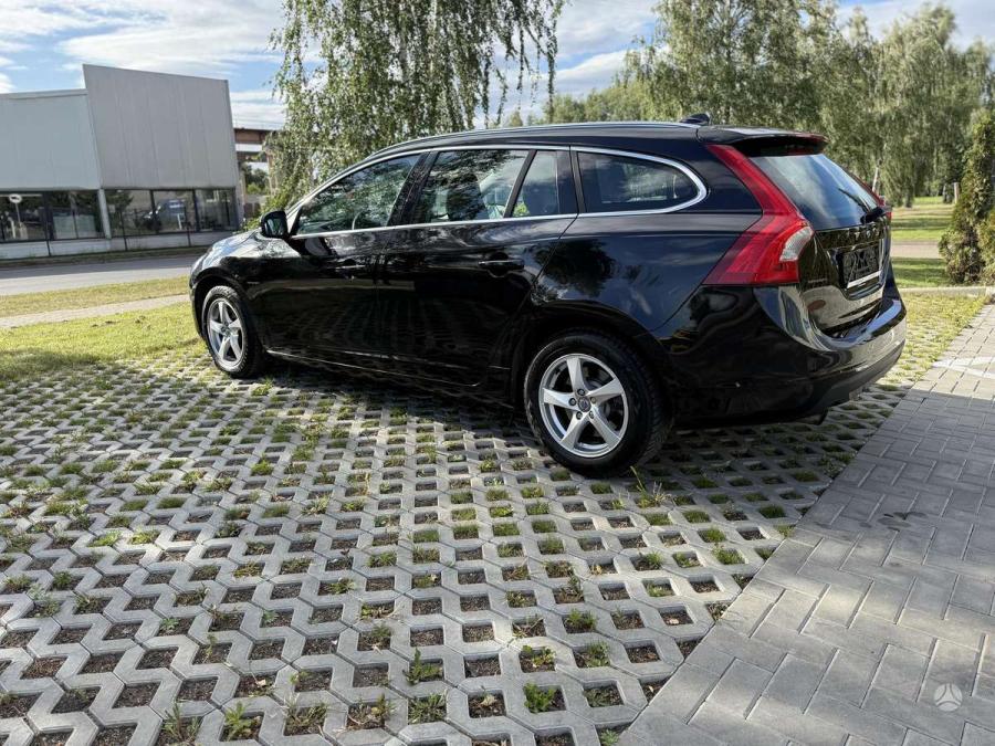 Black Volvo V60 2012 in Kaunas, with an engine capacity of 1.98 L and mileage of 272 thousand km for 5900 €, photo 9 on AUTOMOTO.COM.LV