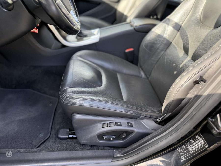 Black Volvo V60 2012 in Kaunas, with an engine capacity of 1.98 L and mileage of 272 thousand km for 5900 €, photo 13 on AUTOMOTO.COM.LV
