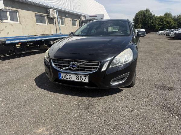 Black Volvo V60 2012 in Kaunas, with an engine capacity of 1.56 L and mileage of 331 thousand km for 3100 €, photo 3 on AUTOMOTO.COM.LV