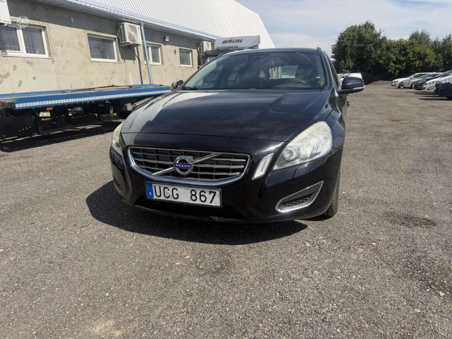 Black Volvo V60 2012 in Kaunas, with an engine capacity of 1.56 L and mileage of 331 thousand km for 3100 €, photo 3 on AUTOMOTO.COM.LV