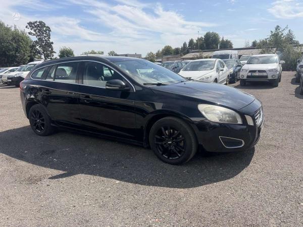 Black Volvo V60 2012 in Kaunas, with an engine capacity of 1.56 L and mileage of 331 thousand km for 3100 €, photo 6 on AUTOMOTO.COM.LV