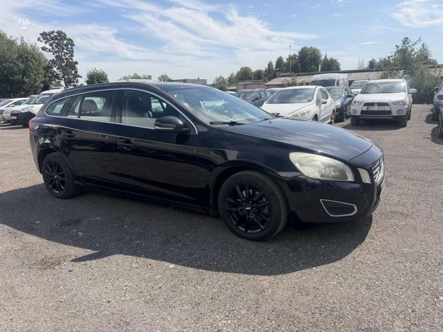 Black Volvo V60 2012 in Kaunas, with an engine capacity of 1.56 L and mileage of 331 thousand km for 3100 €, photo 6 on AUTOMOTO.COM.LV