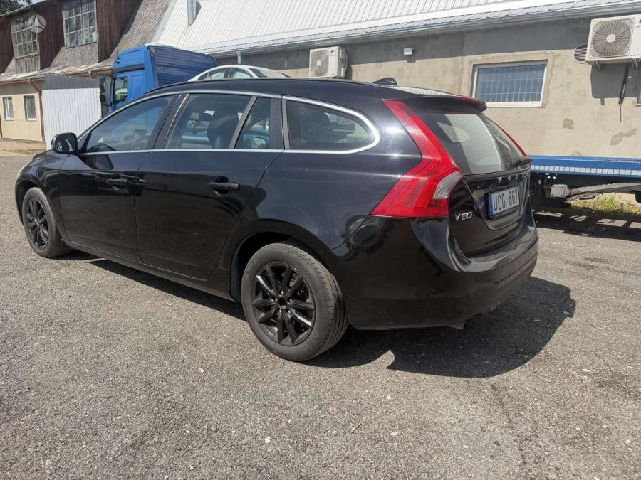 Black Volvo V60 2012 in Kaunas, with an engine capacity of 1.56 L and mileage of 331 thousand km for 3100 €, photo 8 on AUTOMOTO.COM.LV