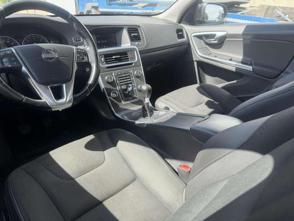 Black Volvo V60 2012 in Kaunas, with an engine capacity of 1.56 L and mileage of 331 thousand km for 3100 €, photo 10 on AUTOMOTO.COM.LV