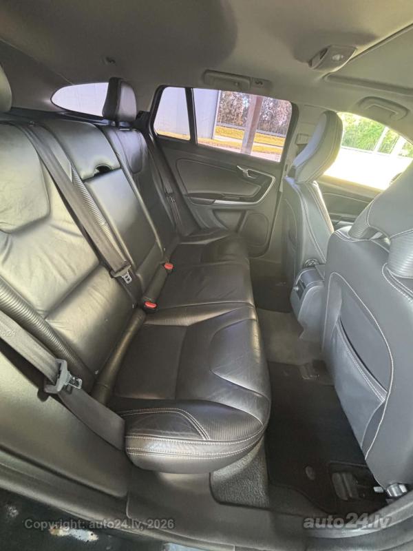 Black Volvo V60 2012 in Valga, with an engine capacity of 2.00 L and mileage of 346 thousand km for 5900 €, photo 7 on AUTOMOTO.COM.LV