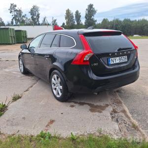 Melns Volvo V60 2012 Rīga, ar dzinēja tilpumu 2.00 L un nobraukumu 240 tūkst. km par 6100 €, foto 3 vietnē AUTOMOTO.COM.LV