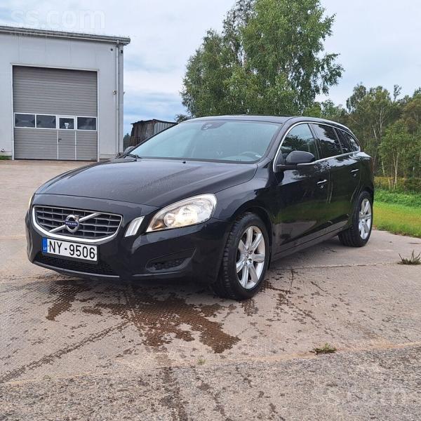 Black Volvo V60 2012 in Riga, with an engine capacity of 2.00 L and mileage of 240 thousand km for 6100 €, photo 1 on AUTOMOTO.COM.LV