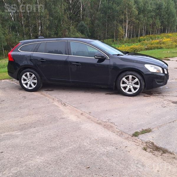 Black Volvo V60 2012 in Riga, with an engine capacity of 2.00 L and mileage of 240 thousand km for 6100 €, photo 6 on AUTOMOTO.COM.LV