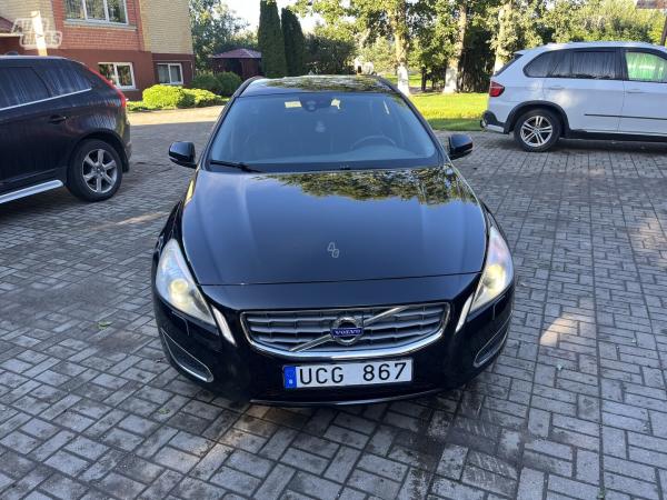 Black Volvo V60 2012 in Siauliai, with an engine capacity of 1.60 L and mileage of 330 thousand km for 3800 €, photo 1 on AUTOMOTO.COM.LV