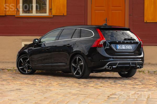 Black Volvo V60 2012 in Jelgava, with an engine capacity of 1.60 L and mileage of 0 thousand km for 5650 €, photo 3 on AUTOMOTO.COM.LV