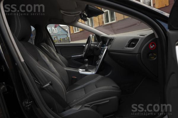 Black Volvo V60 2012 in Jelgava, with an engine capacity of 1.60 L and mileage of 0 thousand km for 5650 €, photo 8 on AUTOMOTO.COM.LV