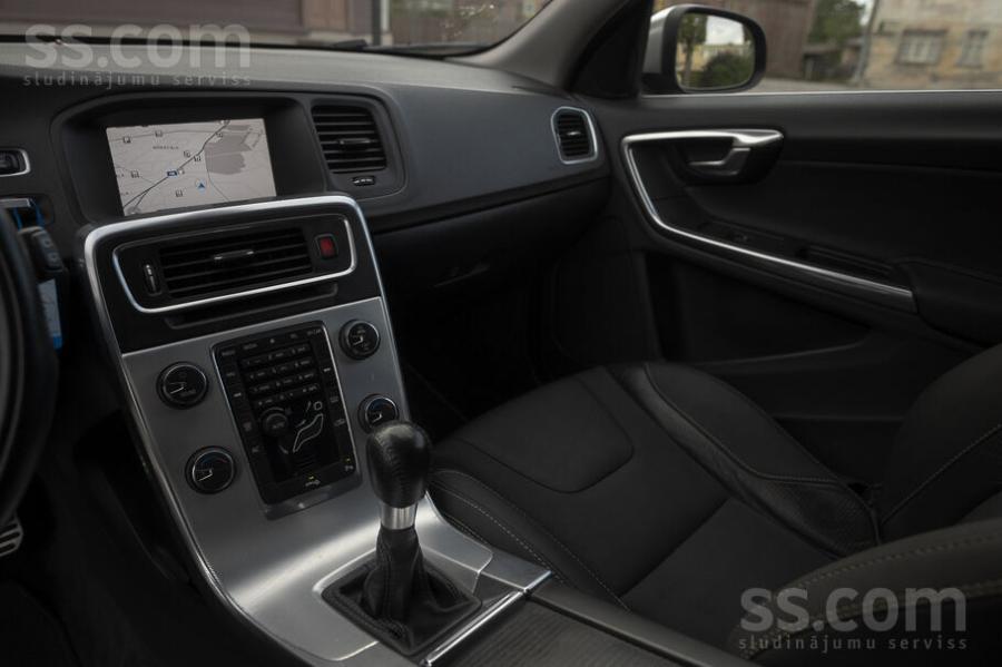 Melns Volvo V60 2012 Jelgava, ar dzinēja tilpumu 1.60 L un nobraukumu 0 tūkst. km par 5650 €, foto 12 vietnē AUTOMOTO.COM.LV