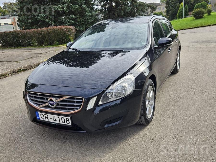 Black Volvo V60 2012 in Jekabpils, with an engine capacity of 2.00 L and mileage of 269 thousand km for 6290 €, photo 3 on AUTOMOTO.COM.LV