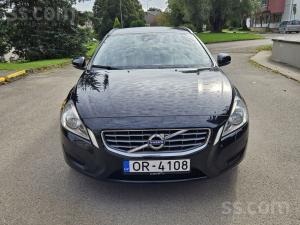 Black Volvo V60 2012 in Jekabpils, with an engine capacity of 2.00 L and mileage of 269 thousand km for 6290 €, photo 4 on AUTOMOTO.COM.LV