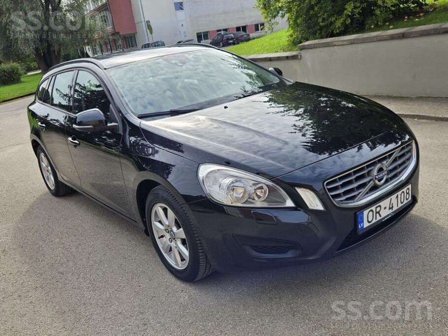 Black Volvo V60 2012 in Jekabpils, with an engine capacity of 2.00 L and mileage of 269 thousand km for 6290 €, photo 5 on AUTOMOTO.COM.LV