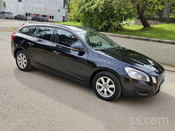 Black Volvo V60 2012 in Jekabpils, with an engine capacity of 2.00 L and mileage of 269 thousand km for 6290 €, photo 6 on AUTOMOTO.COM.LV