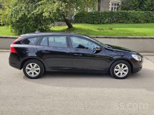 Black Volvo V60 2012 in Jekabpils, with an engine capacity of 2.00 L and mileage of 269 thousand km for 6290 €, photo 7 on AUTOMOTO.COM.LV