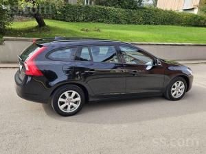 Black Volvo V60 2012 in Jekabpils, with an engine capacity of 2.00 L and mileage of 269 thousand km for 6290 €, photo 8 on AUTOMOTO.COM.LV