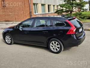 Black Volvo V60 2012 in Jekabpils, with an engine capacity of 2.00 L and mileage of 269 thousand km for 6290 €, photo 12 on AUTOMOTO.COM.LV