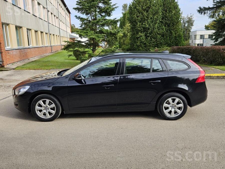 Black Volvo V60 2012 in Jekabpils, with an engine capacity of 2.00 L and mileage of 269 thousand km for 6290 €, photo 13 on AUTOMOTO.COM.LV