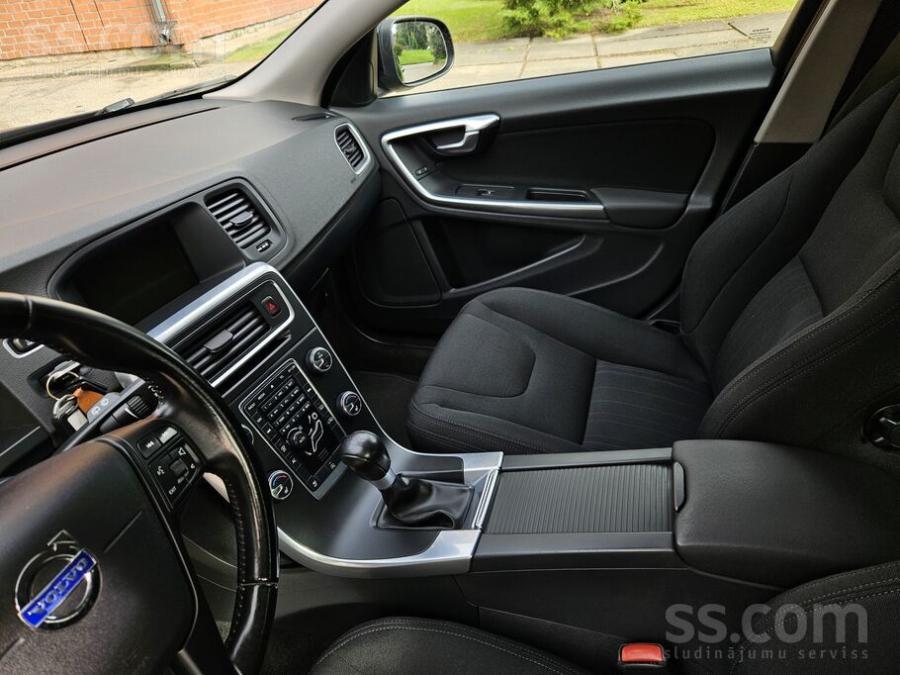 Black Volvo V60 2012 in Jekabpils, with an engine capacity of 2.00 L and mileage of 269 thousand km for 6290 €, photo 14 on AUTOMOTO.COM.LV