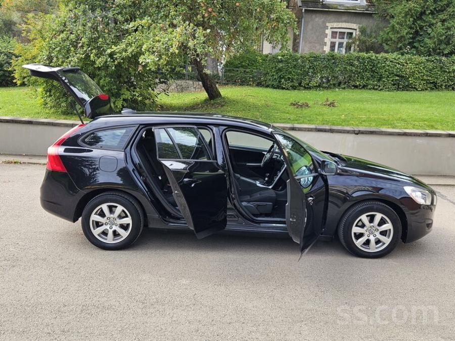 Black Volvo V60 2012 in Jekabpils, with an engine capacity of 2.00 L and mileage of 269 thousand km for 6290 €, photo 29 on AUTOMOTO.COM.LV
