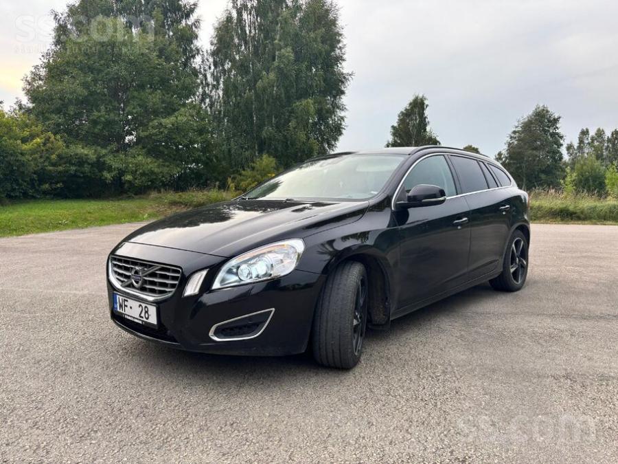 Black Volvo V60 2012 in Preili, with an engine capacity of 2.40 L and mileage of 307 thousand km for 6550 €, photo 3 on AUTOMOTO.COM.LV