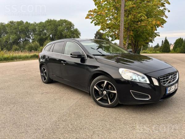Black Volvo V60 2012 in Preili, with an engine capacity of 2.40 L and mileage of 307 thousand km for 6550 €, photo 5 on AUTOMOTO.COM.LV