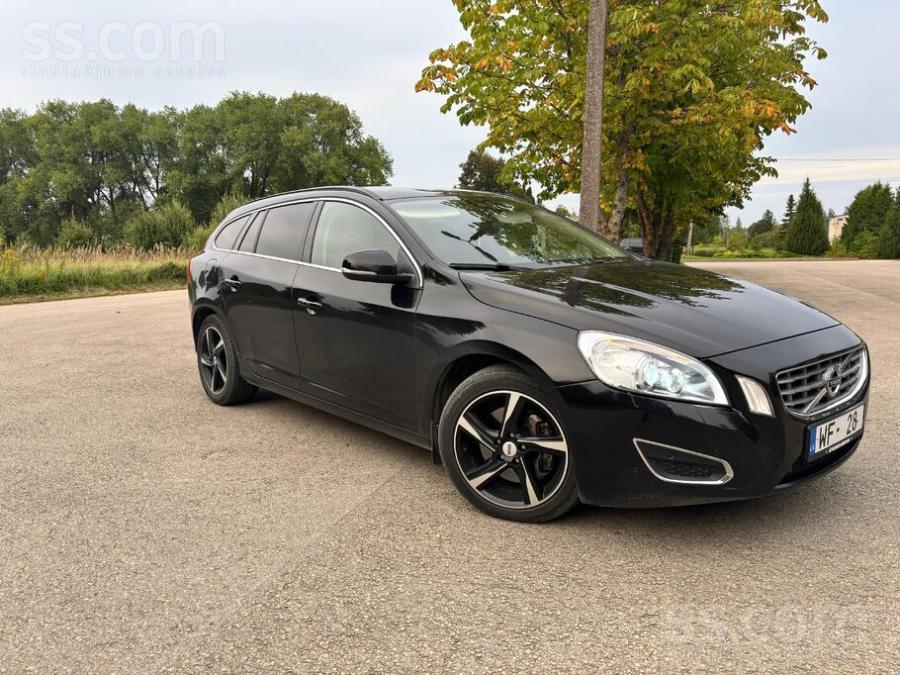 Black Volvo V60 2012 in Preili, with an engine capacity of 2.40 L and mileage of 307 thousand km for 6550 €, photo 5 on AUTOMOTO.COM.LV