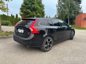 Black Volvo V60 2012 in Preili, with an engine capacity of 2.40 L and mileage of 307 thousand km for 6550 €, photo 6 on AUTOMOTO.COM.LV