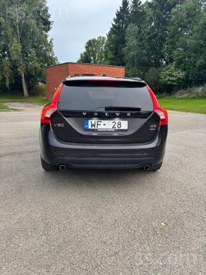 Black Volvo V60 2012 in Preili, with an engine capacity of 2.40 L and mileage of 307 thousand km for 6550 €, photo 7 on AUTOMOTO.COM.LV