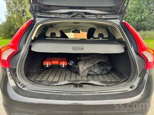 Black Volvo V60 2012 in Preili, with an engine capacity of 2.40 L and mileage of 307 thousand km for 6550 €, photo 8 on AUTOMOTO.COM.LV