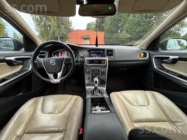 Black Volvo V60 2012 in Preili, with an engine capacity of 2.40 L and mileage of 307 thousand km for 6550 €, photo 9 on AUTOMOTO.COM.LV