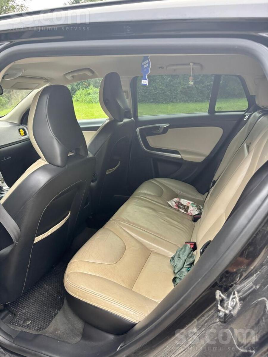 Black Volvo V60 2012 in Preili, with an engine capacity of 2.40 L and mileage of 307 thousand km for 6550 €, photo 11 on AUTOMOTO.COM.LV