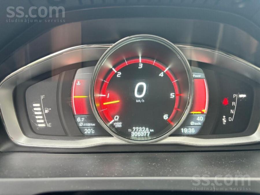 Black Volvo V60 2012 in Preili, with an engine capacity of 2.40 L and mileage of 307 thousand km for 6550 €, photo 13 on AUTOMOTO.COM.LV