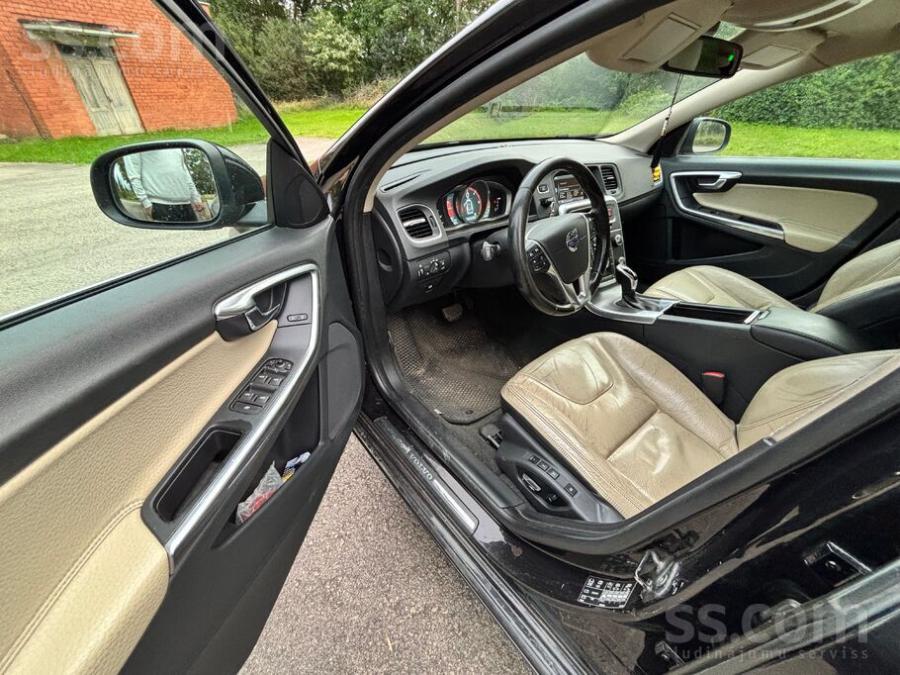 Black Volvo V60 2012 in Preili, with an engine capacity of 2.40 L and mileage of 307 thousand km for 6550 €, photo 14 on AUTOMOTO.COM.LV