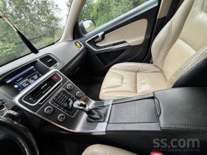 Black Volvo V60 2012 in Preili, with an engine capacity of 2.40 L and mileage of 307 thousand km for 6550 €, photo 17 on AUTOMOTO.COM.LV