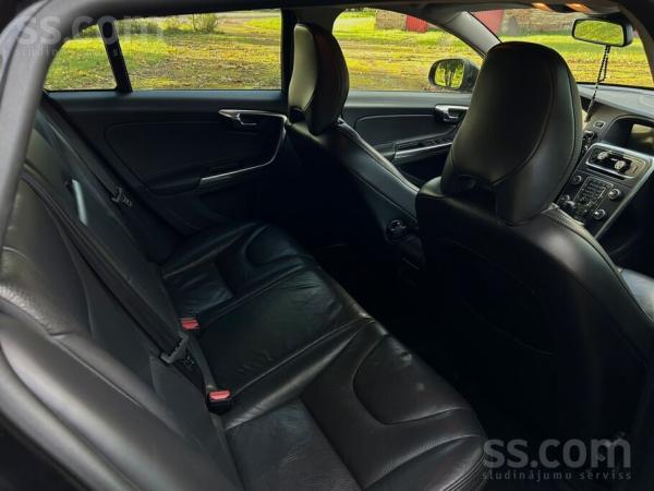 Melns Volvo V60 2012 Jelgava, ar dzinēja tilpumu 2.00 L un nobraukumu 388 tūkst. km par 4700 €, foto 5 vietnē AUTOMOTO.COM.LV