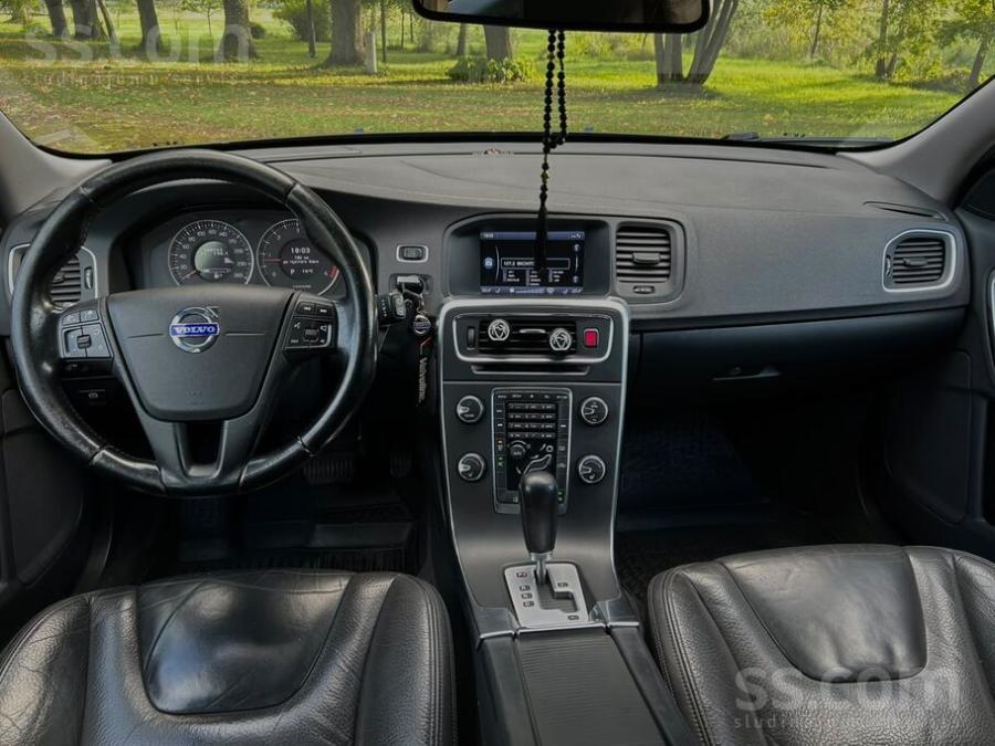 Melns Volvo V60 2012 Jelgava, ar dzinēja tilpumu 2.00 L un nobraukumu 388 tūkst. km par 4700 €, foto 7 vietnē AUTOMOTO.COM.LV